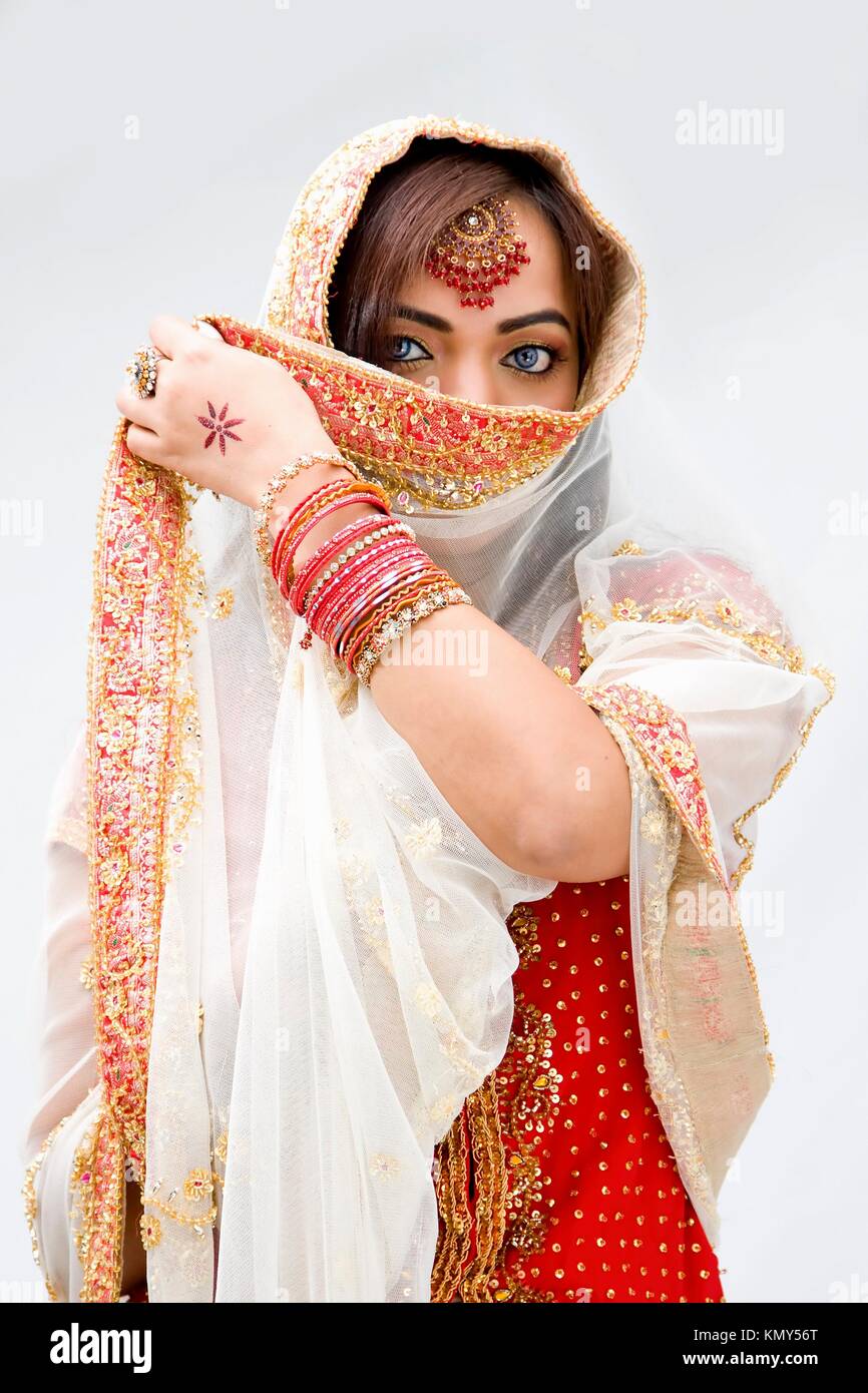 Indian girl red veil hi-res stock photography and images - Alamy