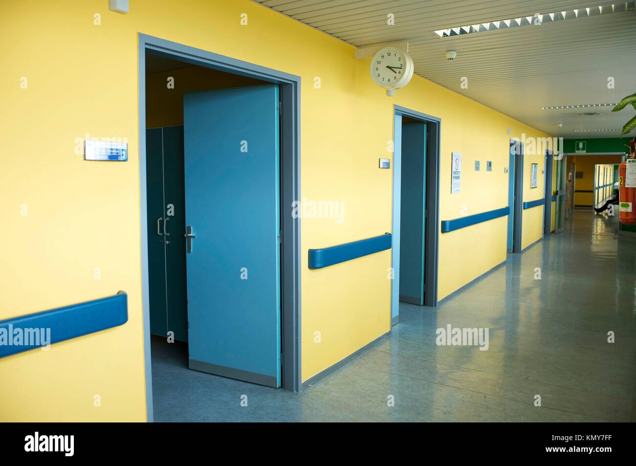 Hospital corridor and sign hi-res stock photography and images - Alamy