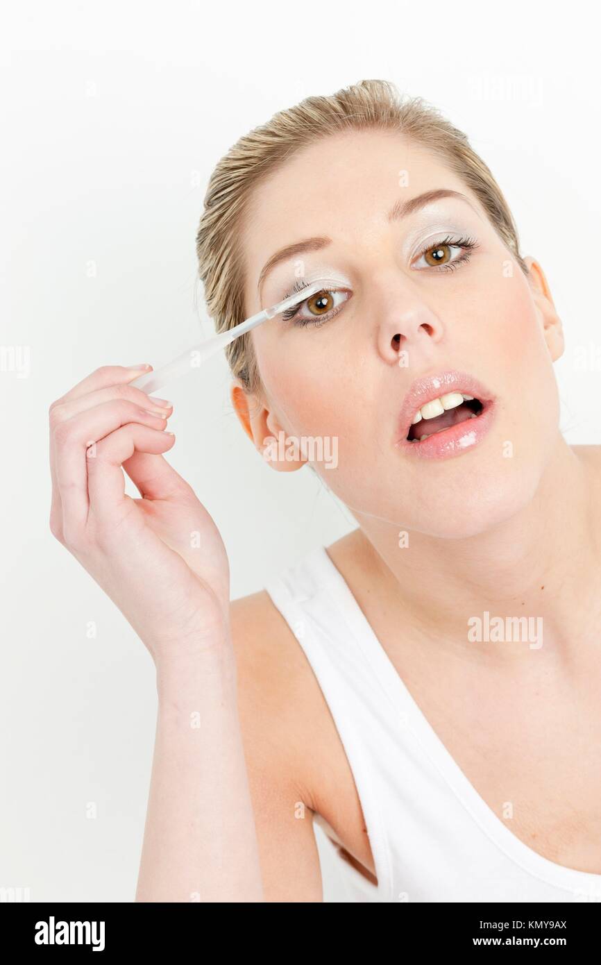 Putting eyeshadow hi-res stock photography and images - Alamy