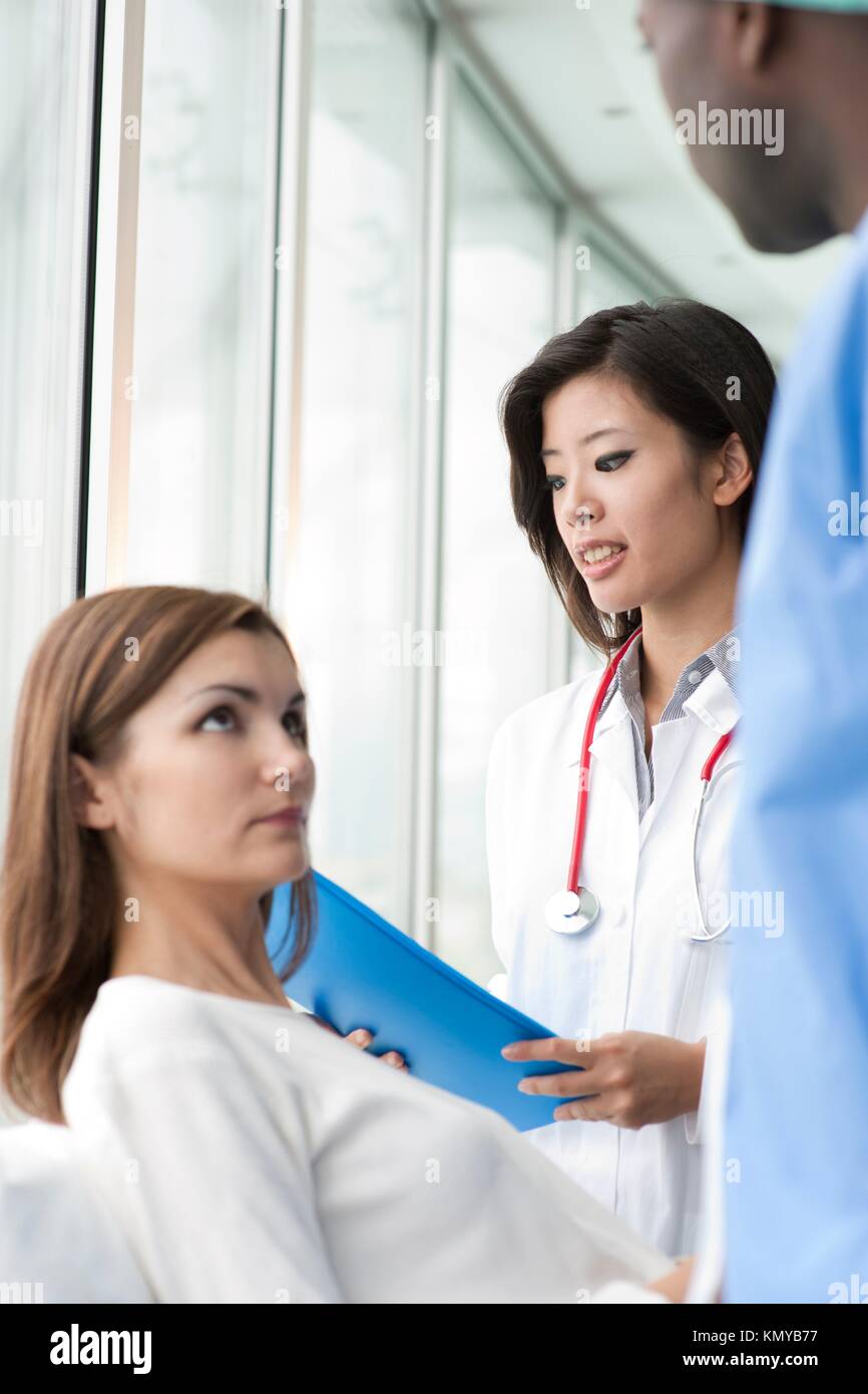 Doctor surgeon speaking female patient hi-res stock photography and ...