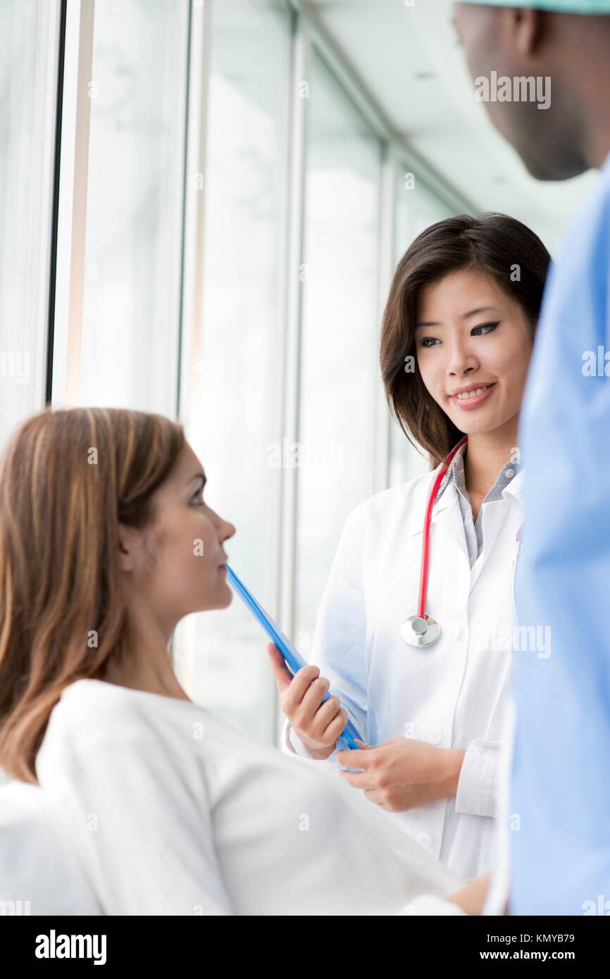 Doctor surgeon speaking female patient hi-res stock photography and ...