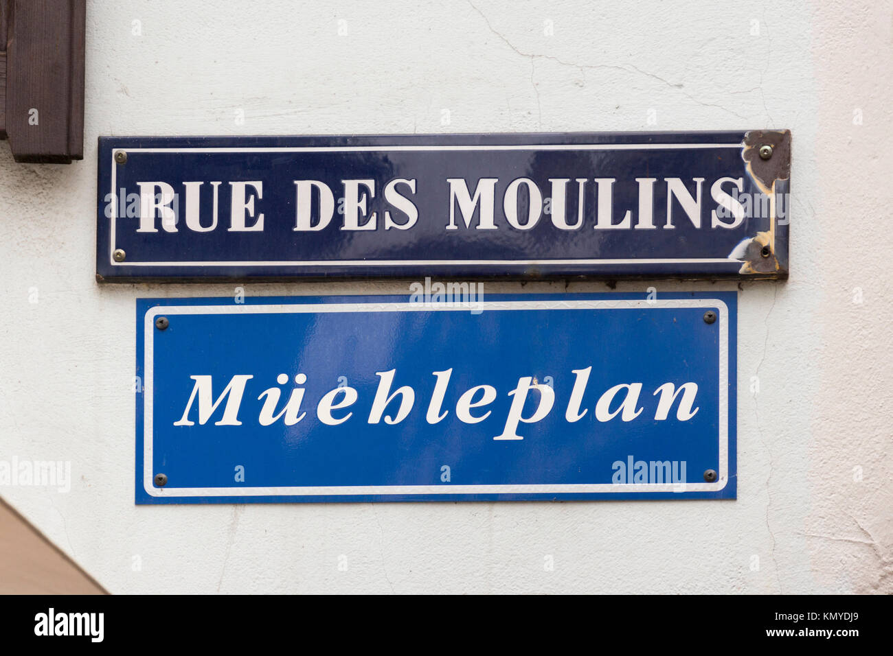 Bilingual street signs hi-res stock photography and images - Alamy