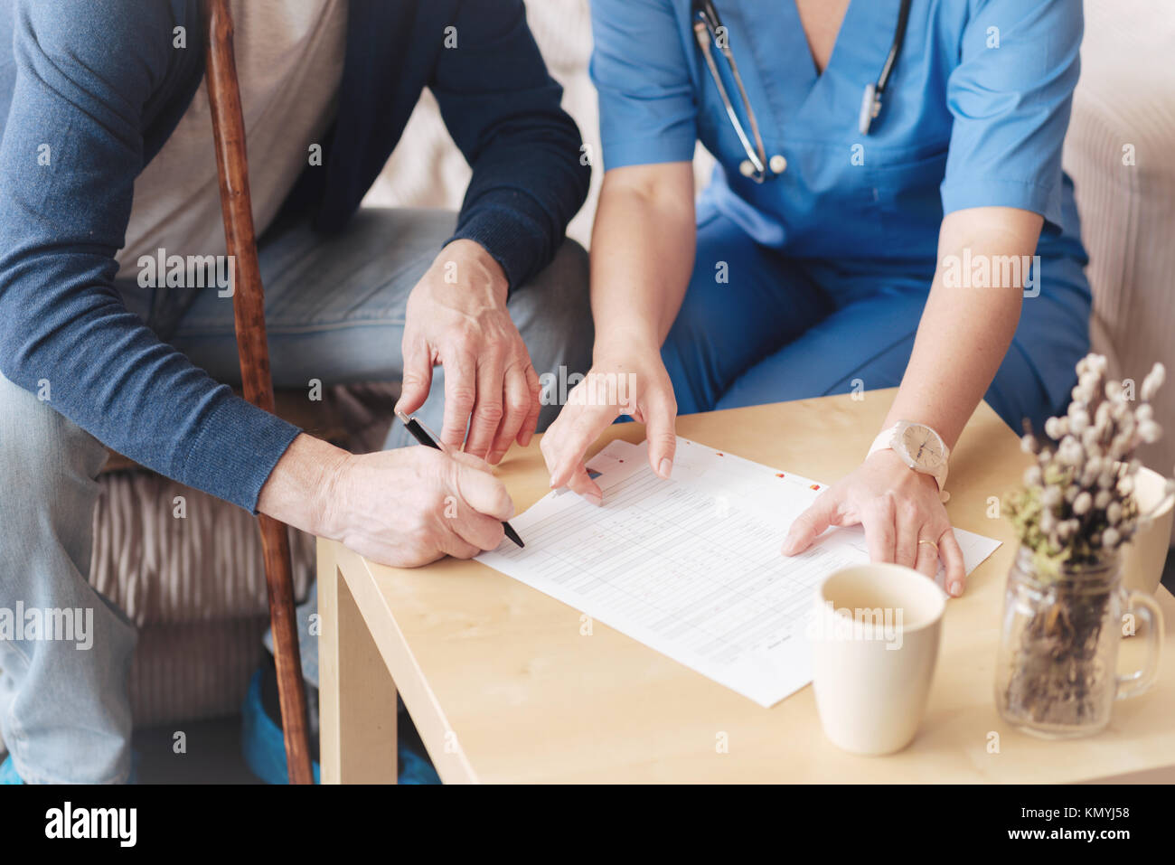 Doctor patient patient signing medical hi-res stock photography and ...