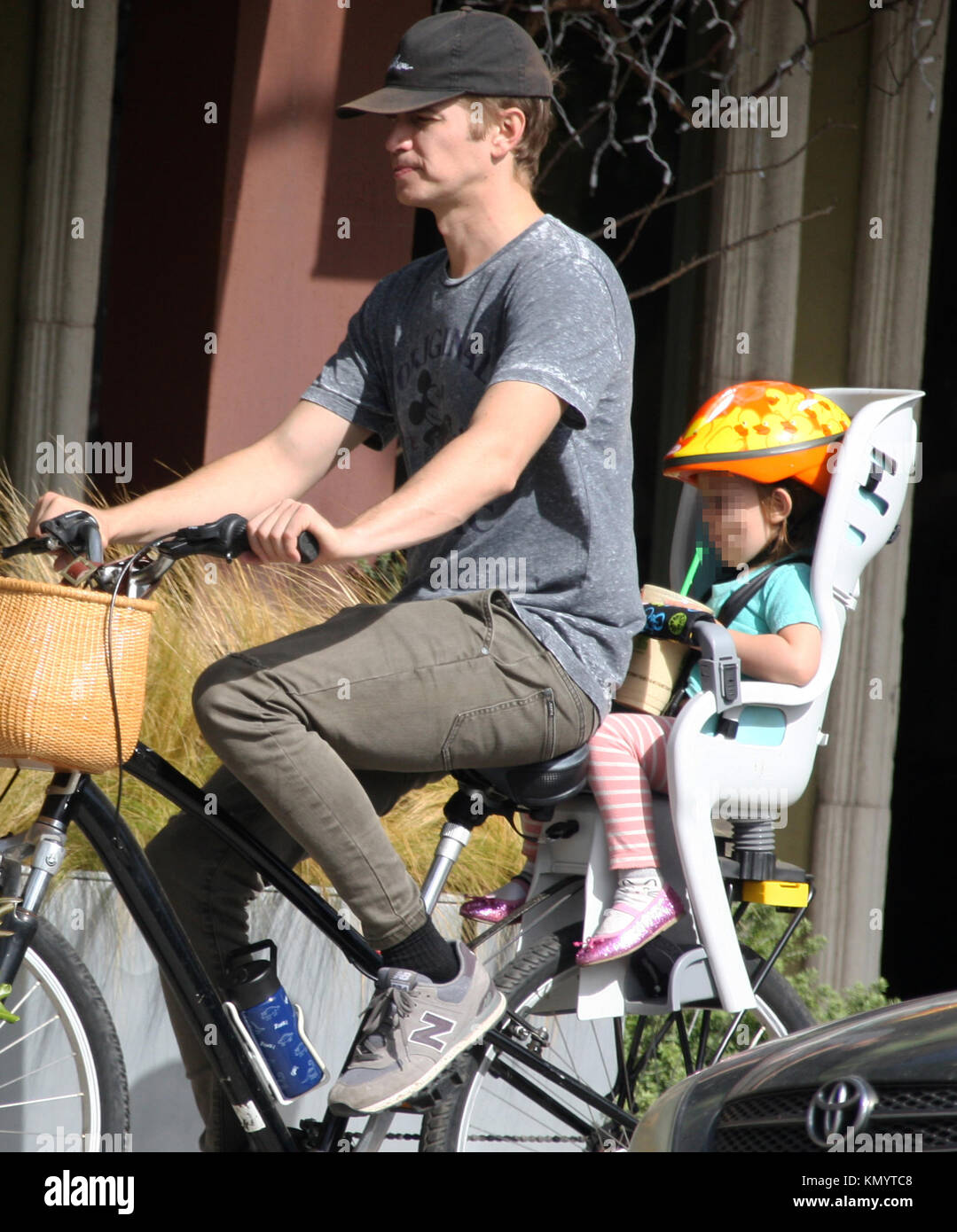 Hayden Christensen treats his daughter Briar Rose to a bicycle ride to ...