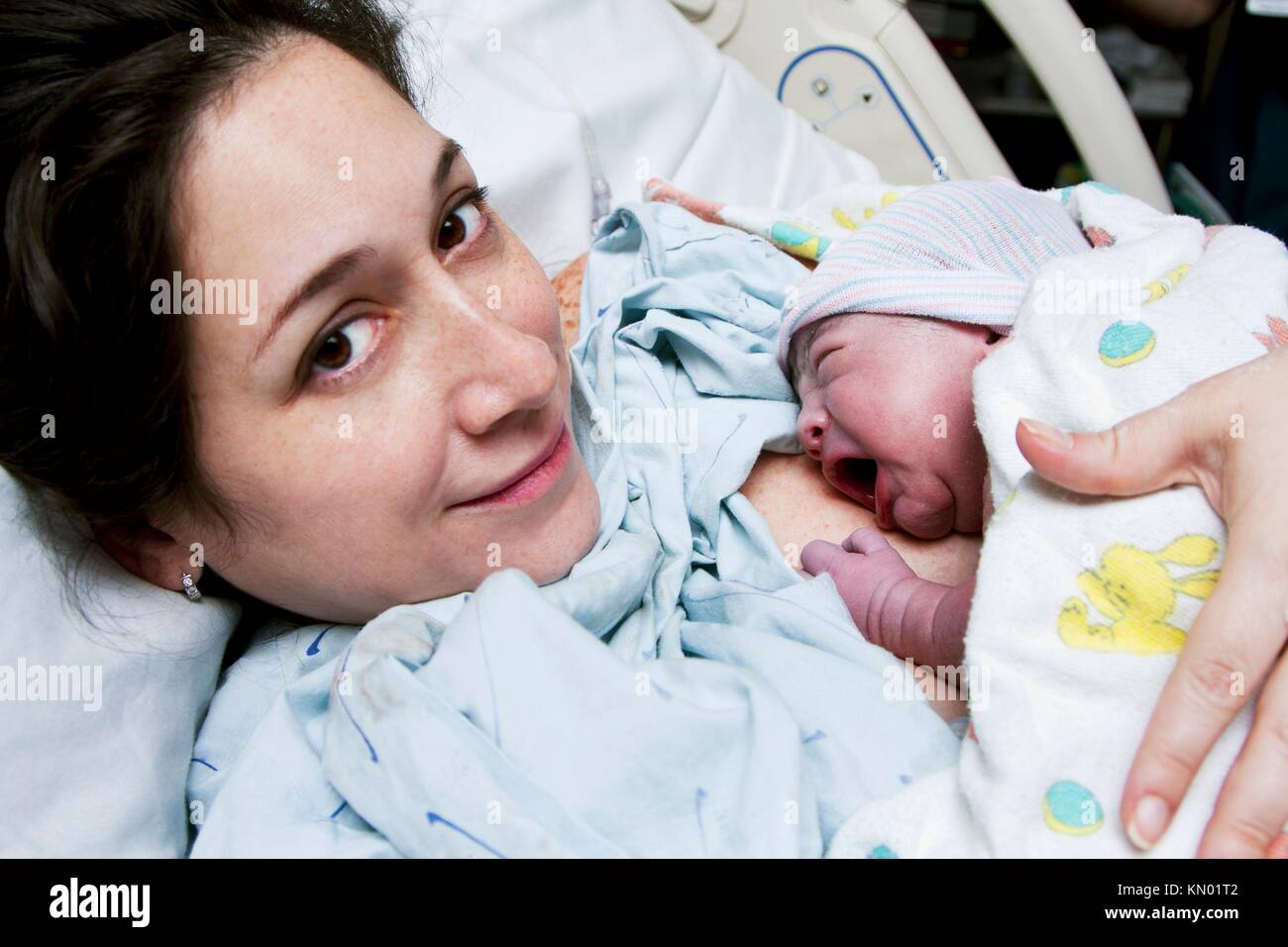Woman in labour giving birth hi-res stock photography and images - Alamy