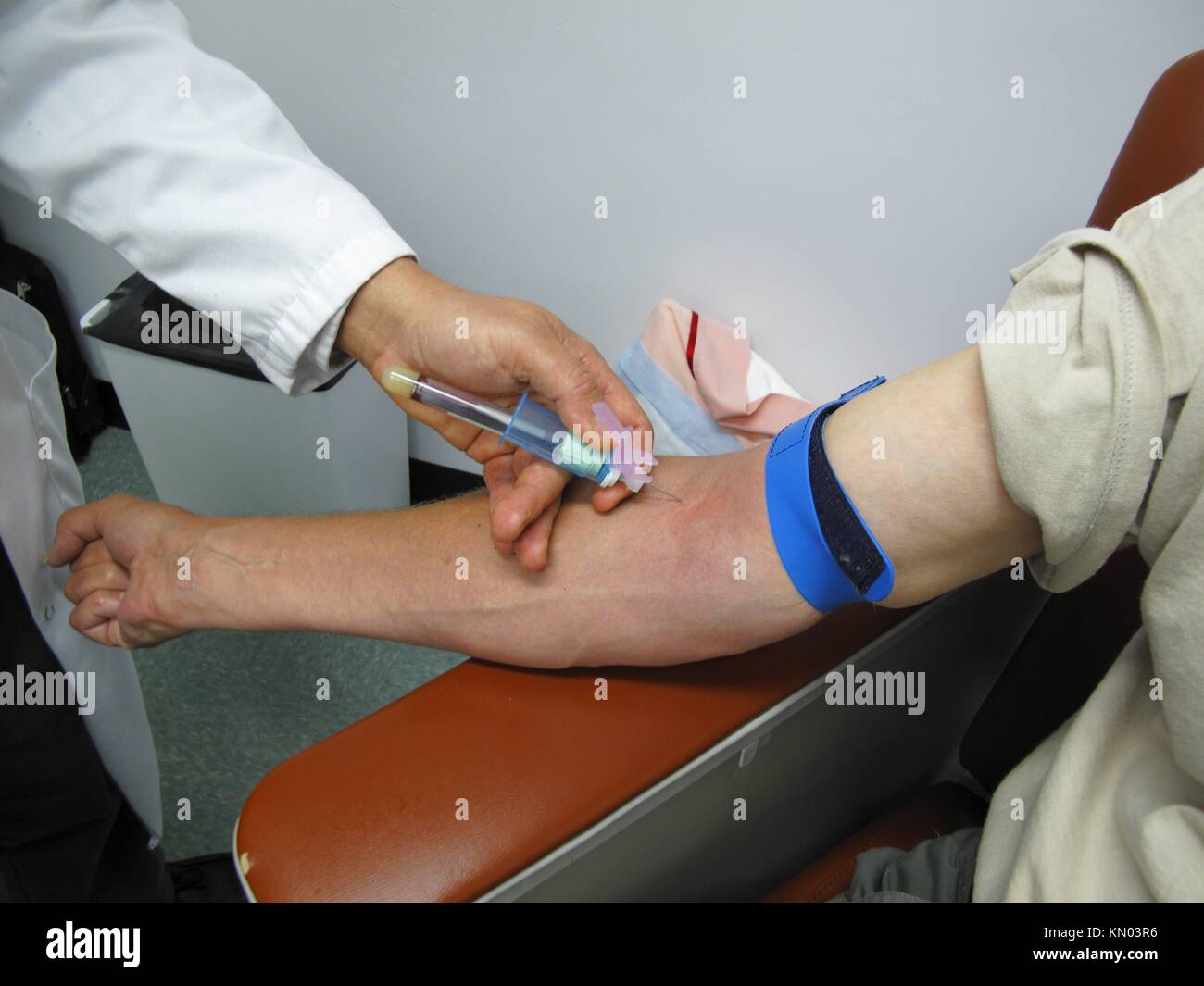 Taking blood sample male hi-res stock photography and images - Alamy