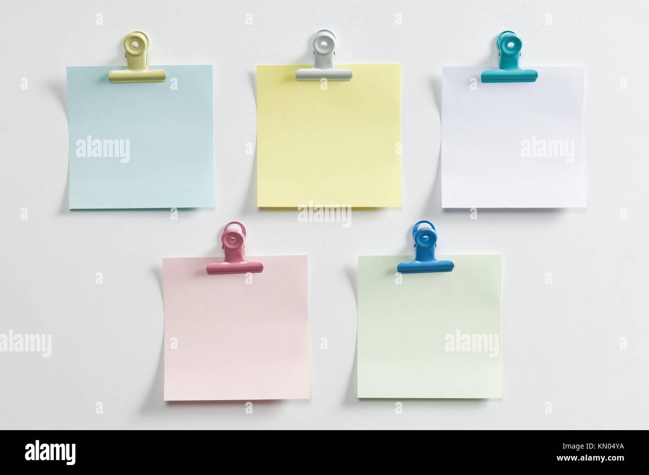 Single sticky note on wall hi-res stock photography and images - Alamy