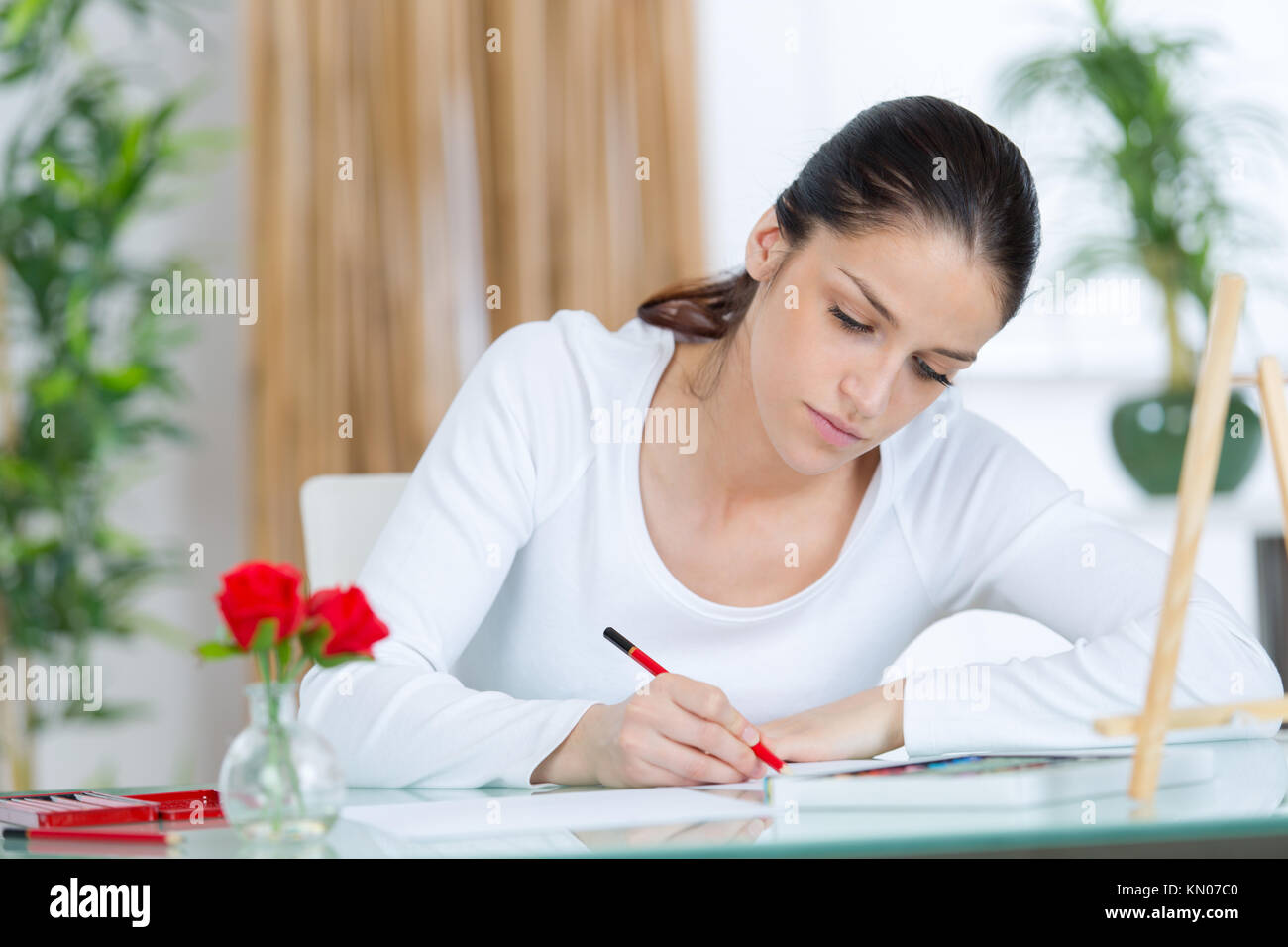 young woman drawing Stock Photo - Alamy