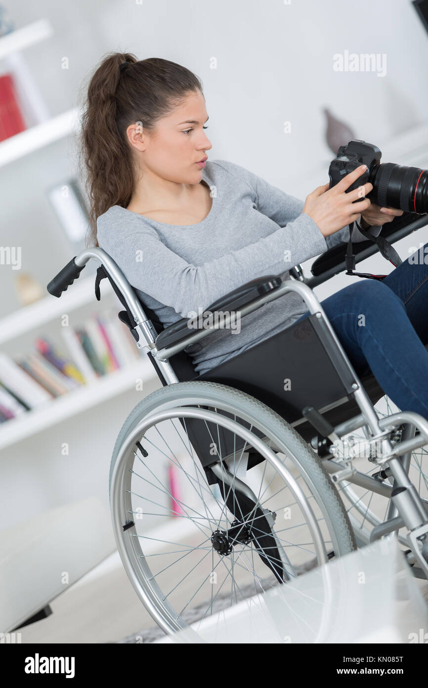 disabled woman taking pictures with dslr camera Stock Photo - Alamy