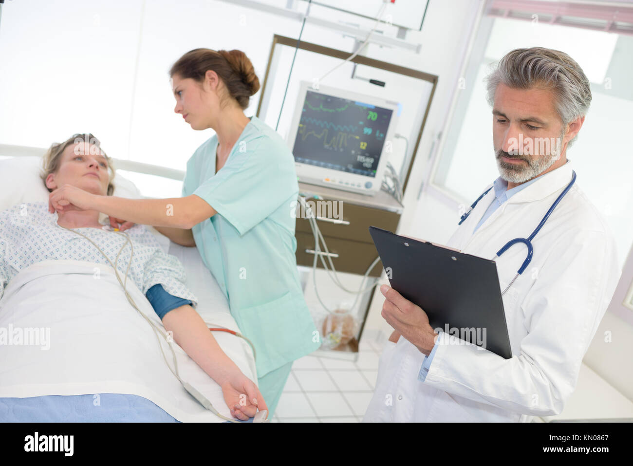 doctors around patient in hospital Stock Photo - Alamy