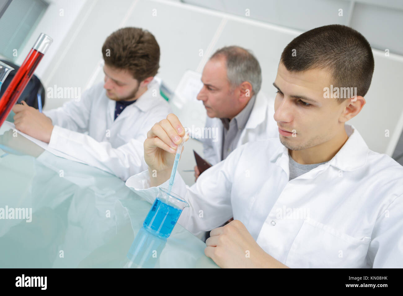 Middle school science experiment hi-res stock photography and images ...