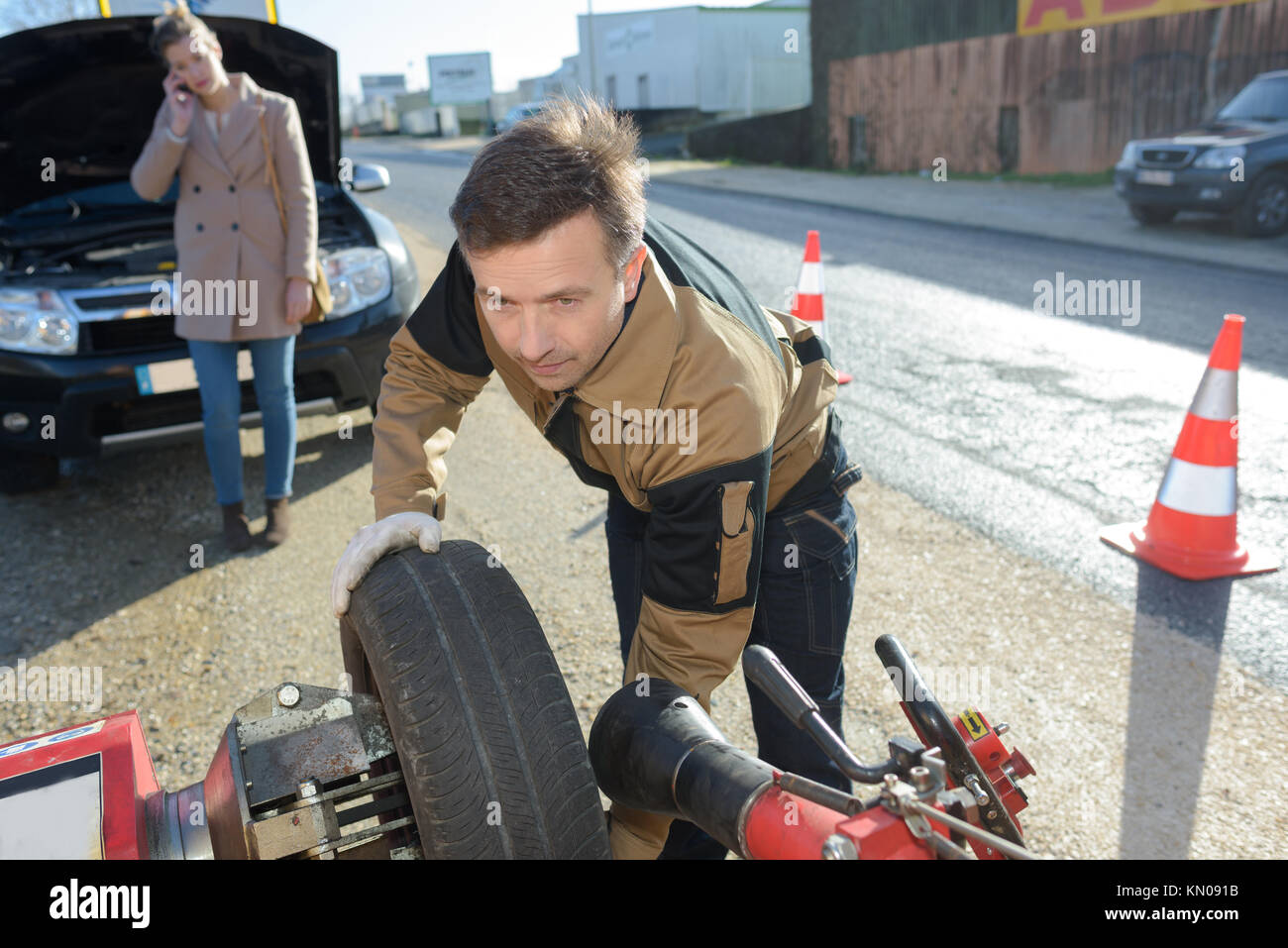 man fixing a car problem after vehicle breakdown Stock Photo - Alamy