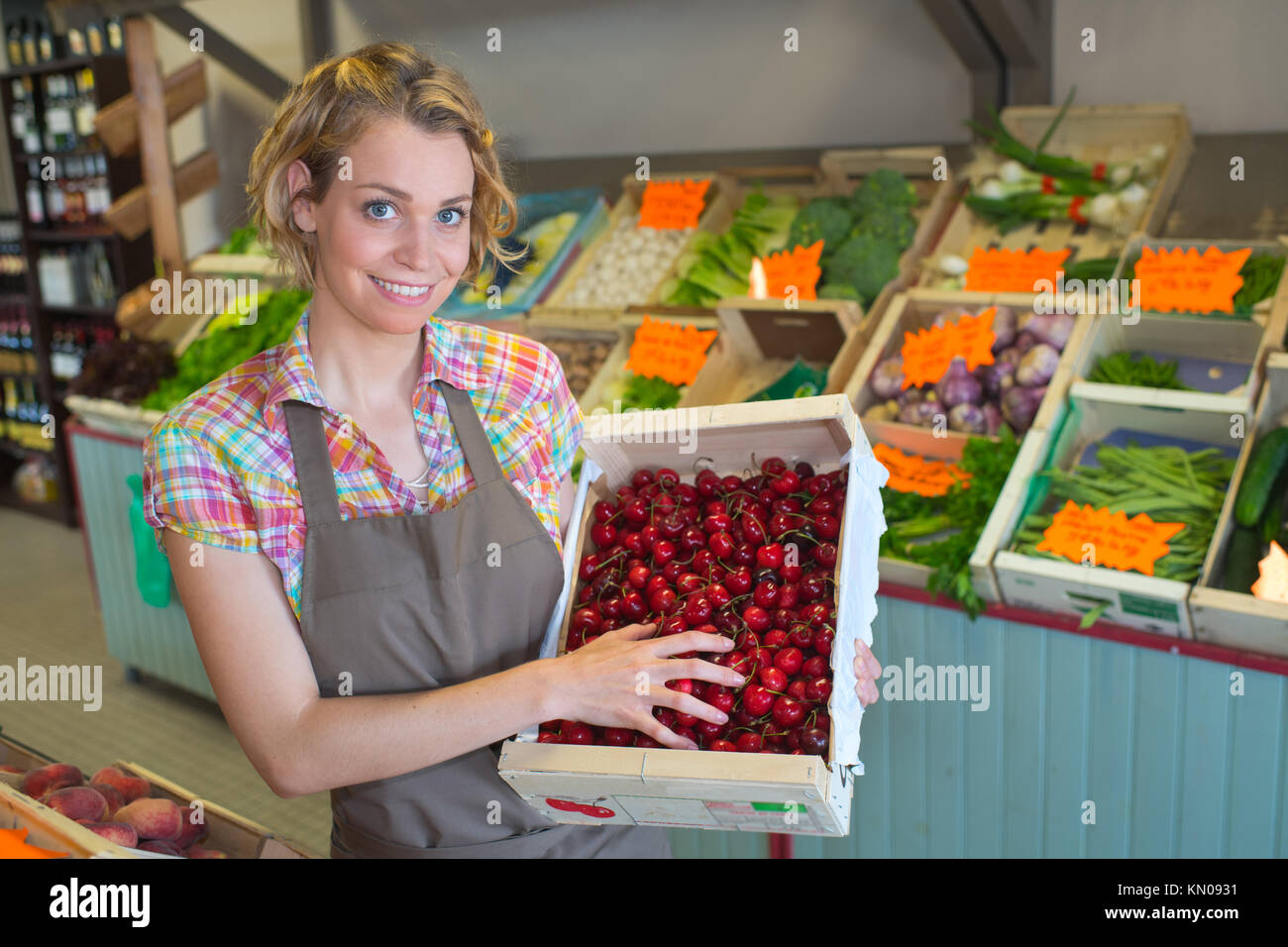 woman selling cherries in a market Stock Photo - Alamy