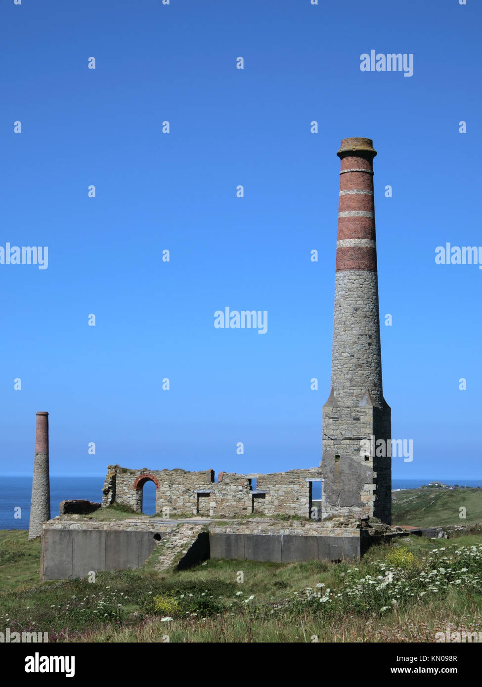 Old industrial buildings cornwall hi-res stock photography and images ...