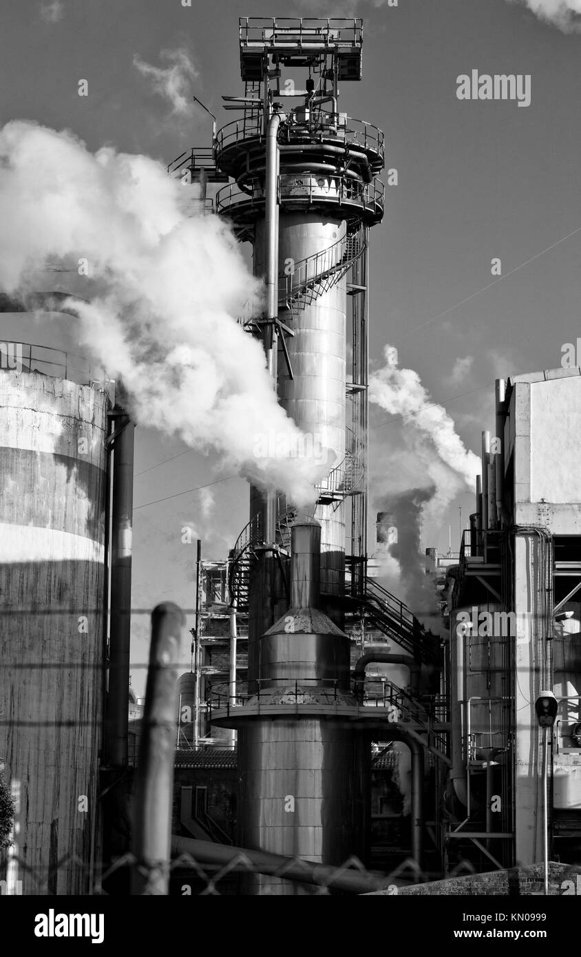 Black smokestacks hi-res stock photography and images - Alamy