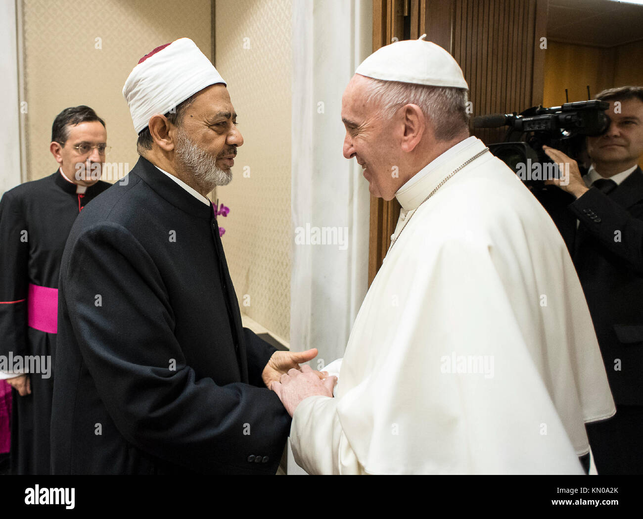 Pope Francis meets with the Grand Imam of al-Azhar, Ahmed Muhammad ...
