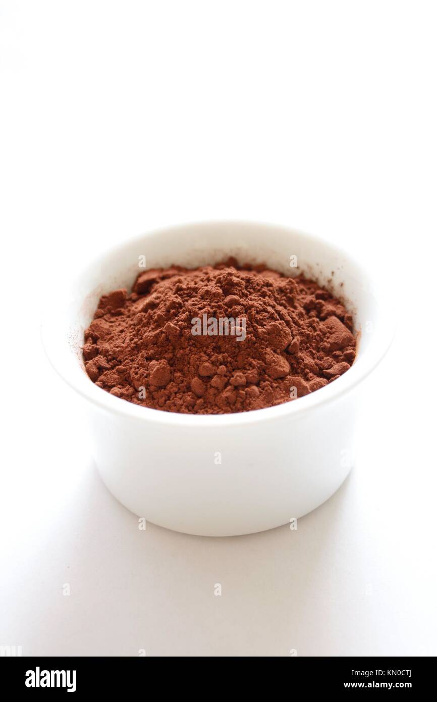 Cocoa powder isolated on white Stock Photo - Alamy