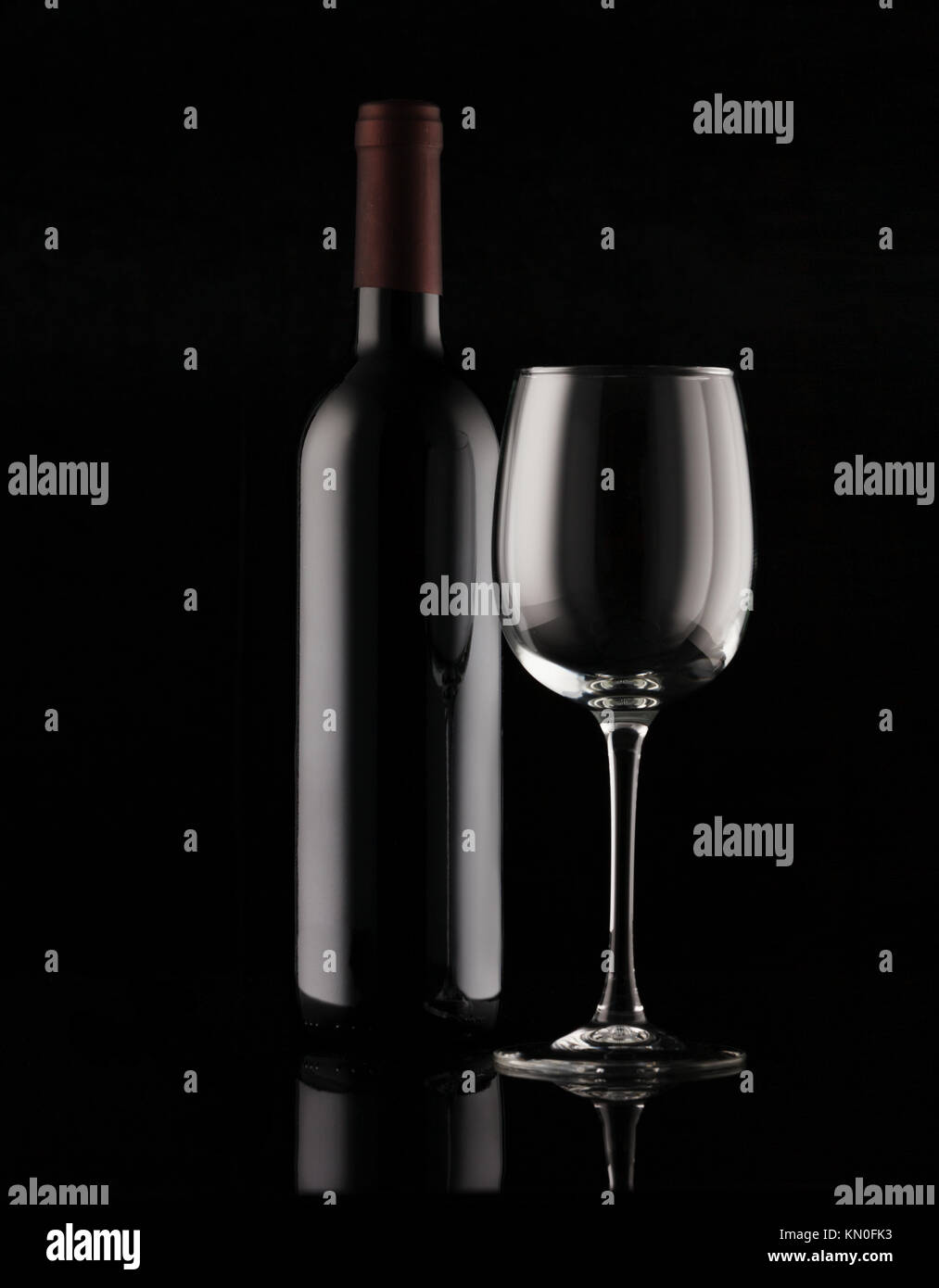 Bottle of red wine Stock Photo - Alamy