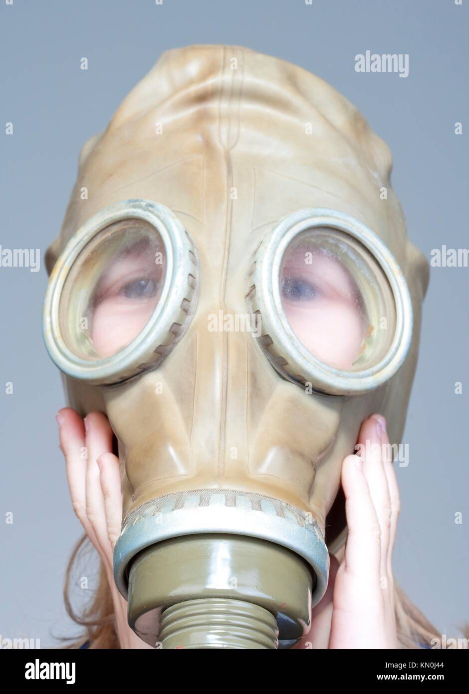 Ww2 gas mask hi-res stock photography and images - Alamy