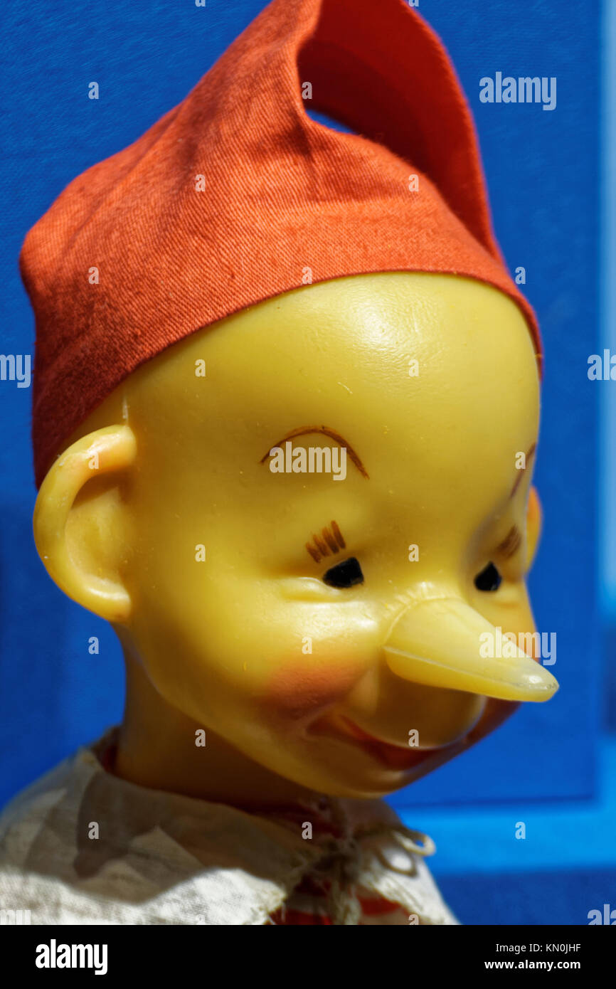 Photo old doll Pinocchio Stock Photo - Alamy