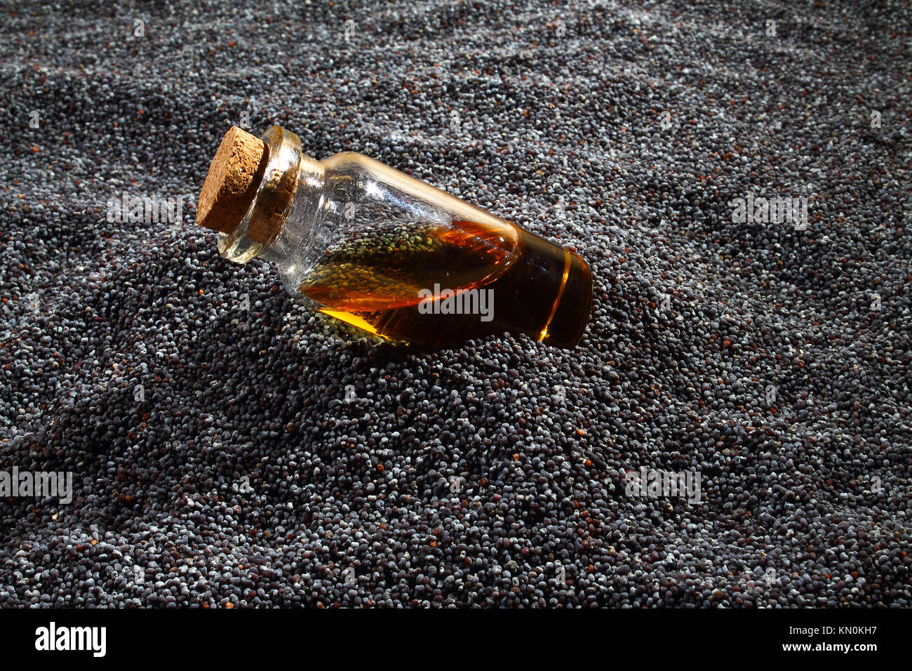 Poppy seed oil - Seeds Stock Photo - Alamy