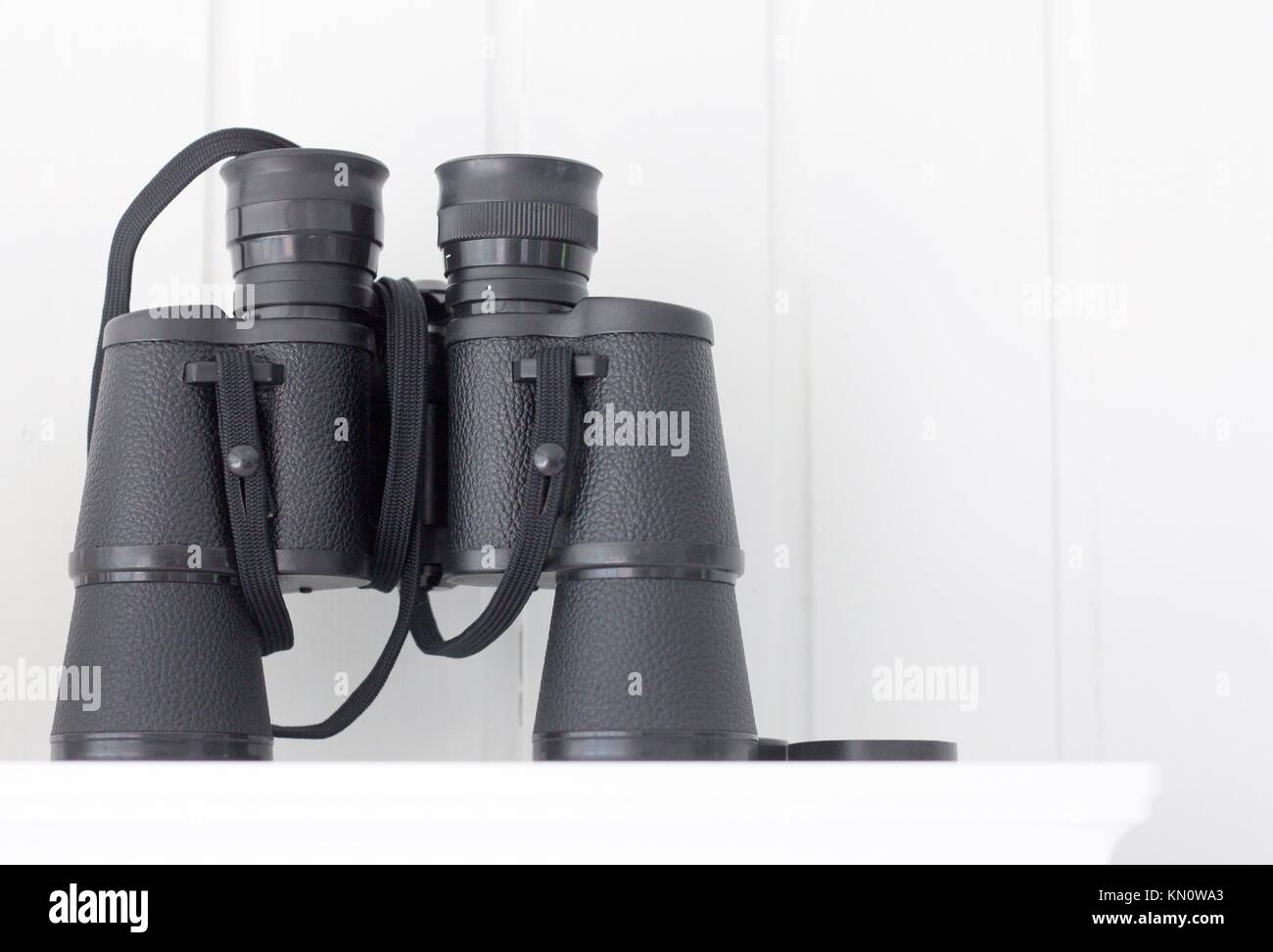 Old vintage binoculars hi-res stock photography and images - Alamy