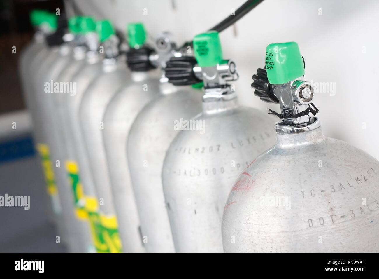 Oxygen cylinder isolated hi-res stock photography and images - Alamy