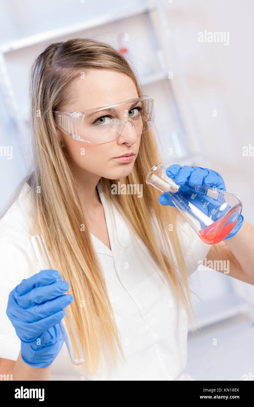 young woman doing experiment in laboratory Stock Photo - Alamy