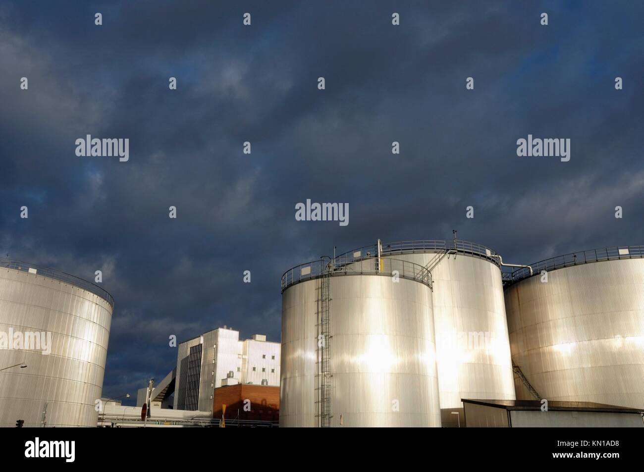 Fuel storage petroleum refinery hi-res stock photography and images - Alamy