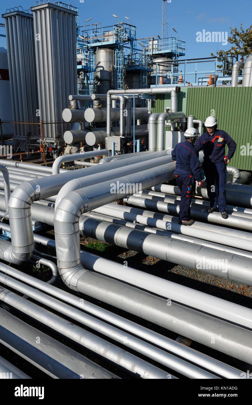 Oil Refinery With Pipeline High Resolution Stock Photography and Images ...