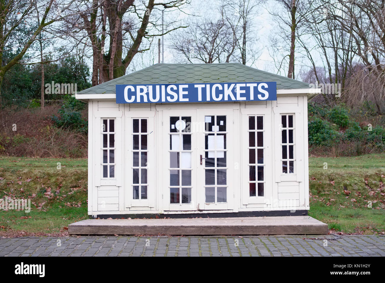 Cruise ship grass hi-res stock photography and images - Alamy