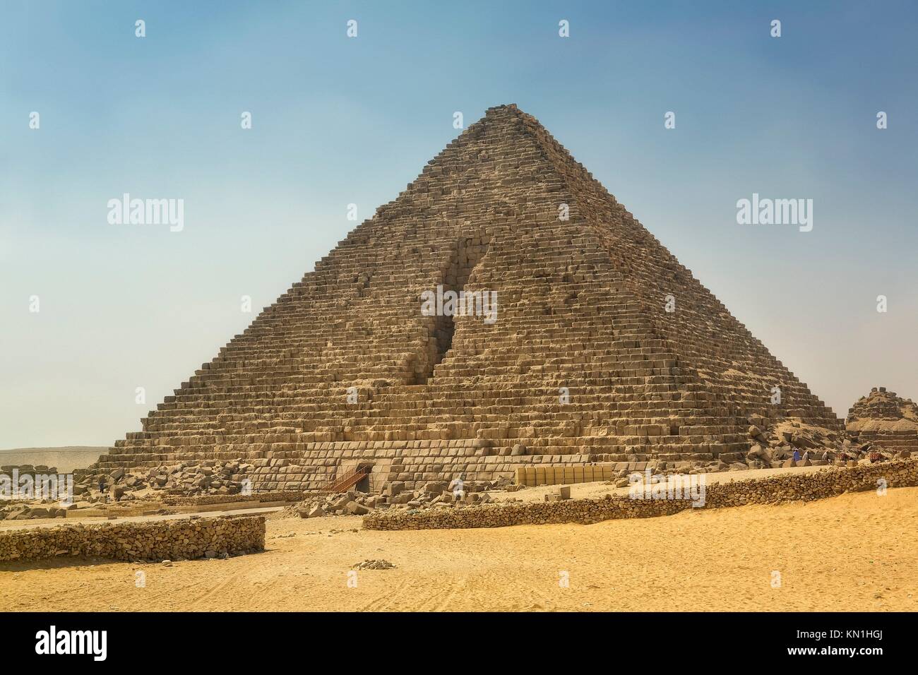 Pyramid Menkaure Pyramid Great Pyramid Stock Photos & Pyramid Menkaure ...