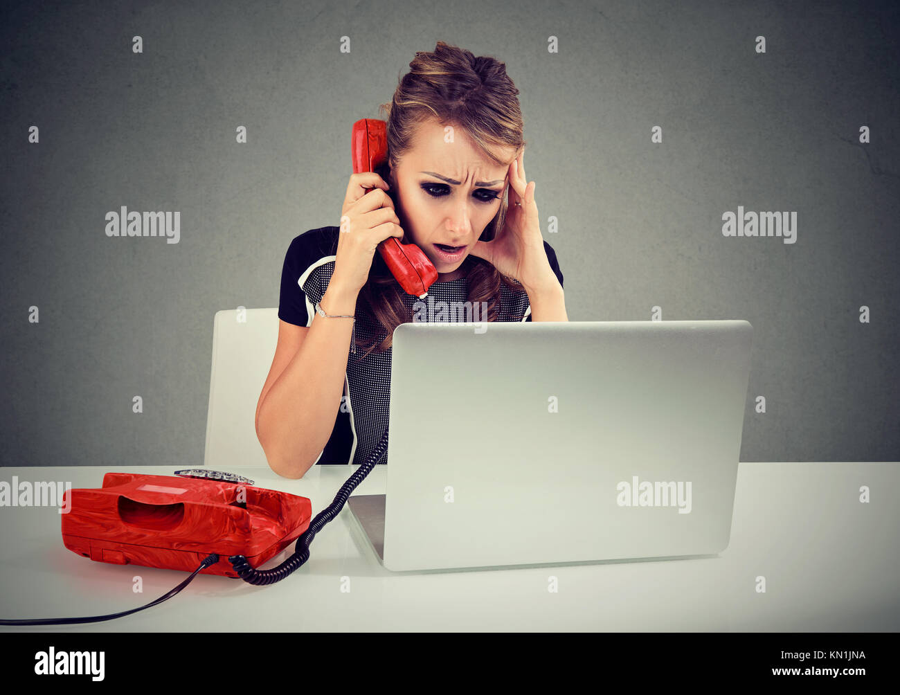 Woman looking sad computer hi-res stock photography and images - Alamy