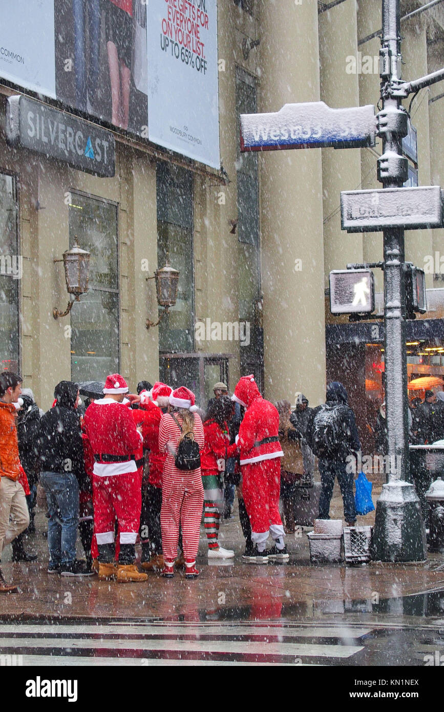 New York, New York, USA. 9th Dec, 2017. SantaCon 2017 New York City ...