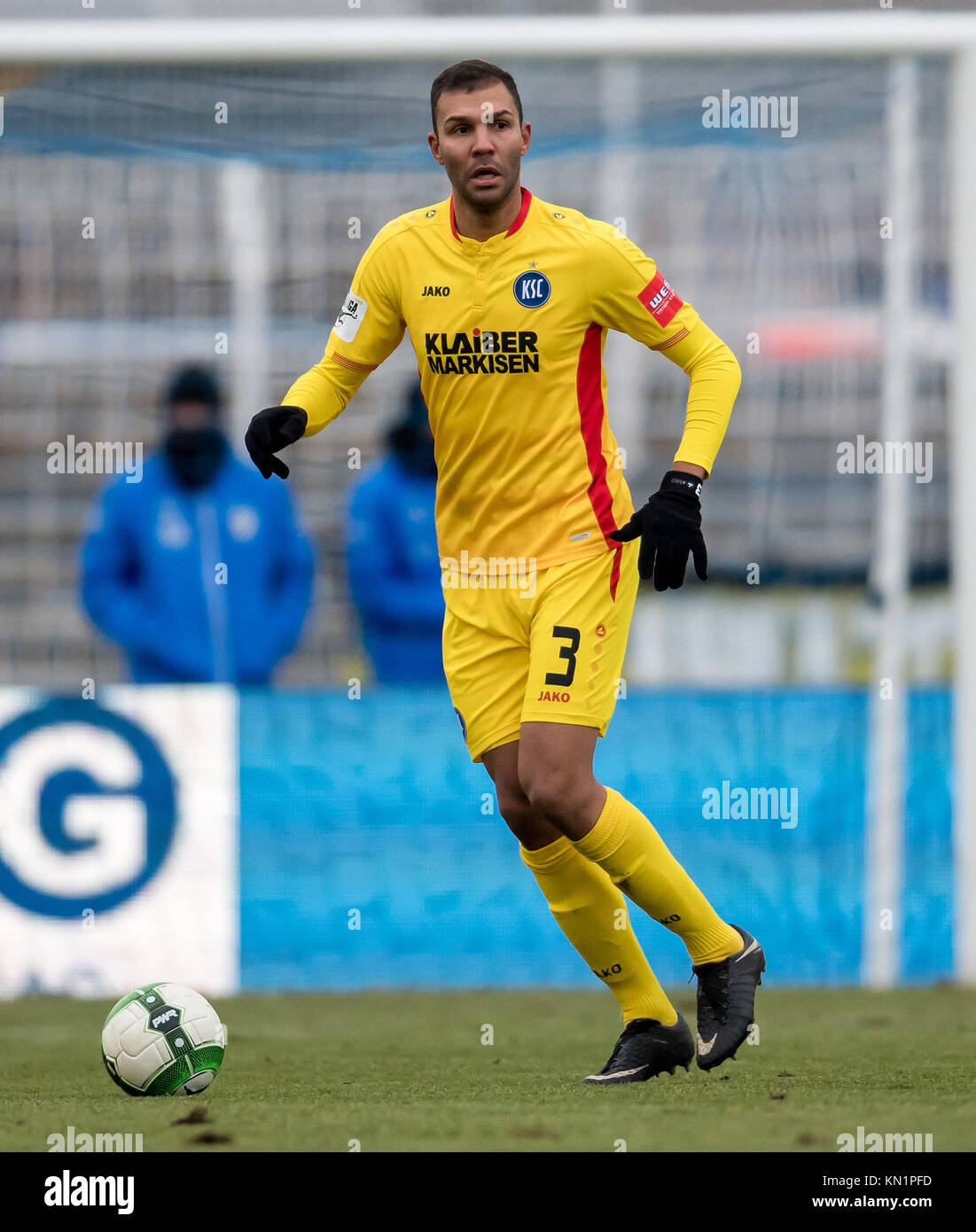 Karlsruhe, Germany. 09th Dec, 2017. Daniel Gordon (KSC) am Ball GES ...