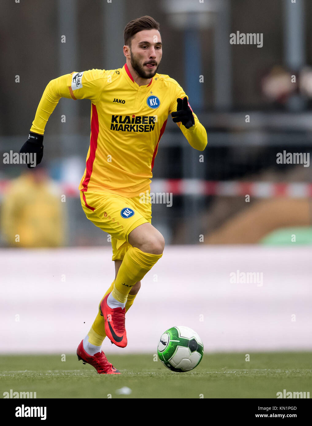 Karlsruhe, Germany. 09th Dec, 2017. Fabian Schleusener (KSC) am Ball ...