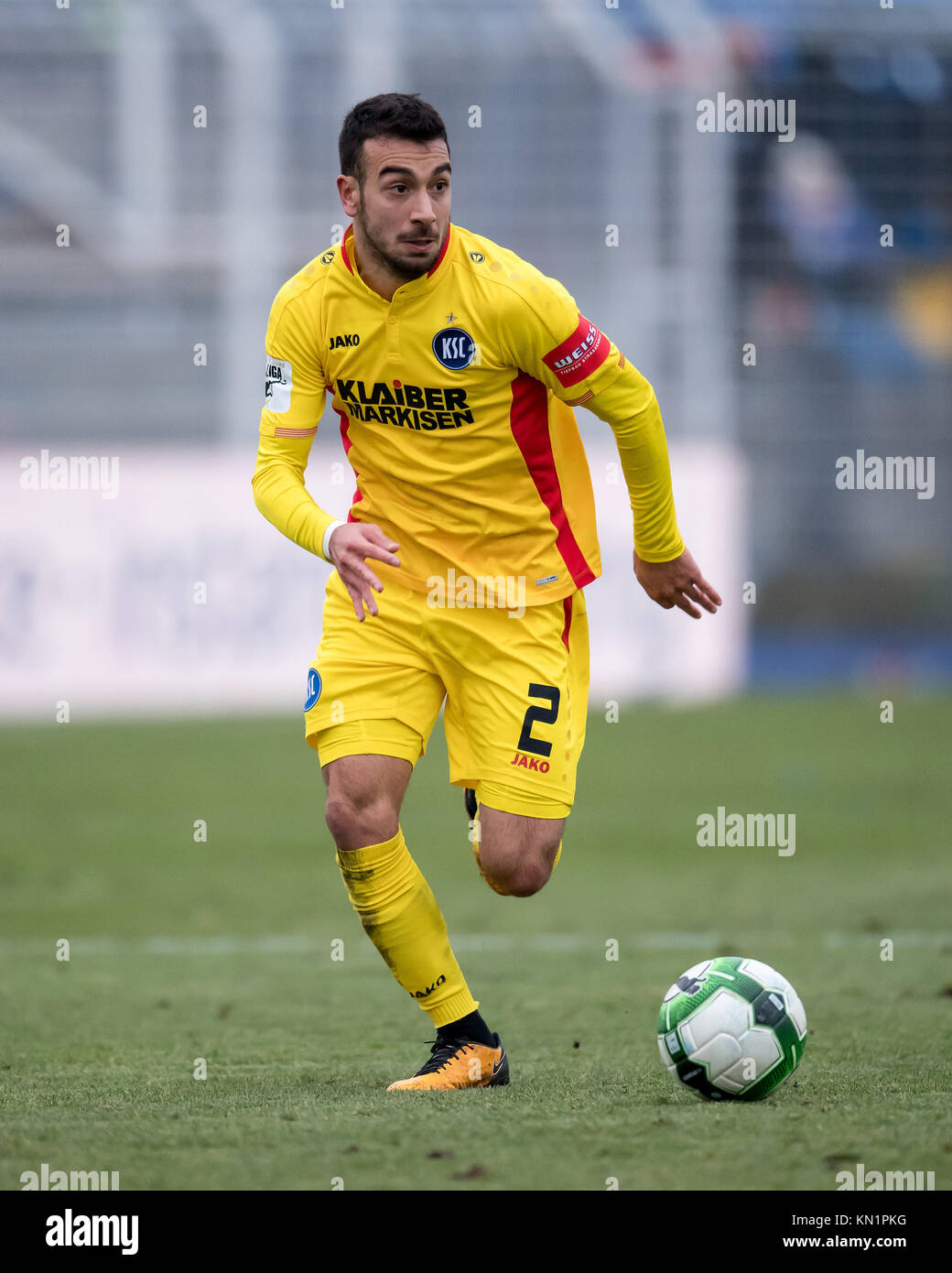 Karlsruhe, Germany. 09th Dec, 2017. Burak Camoglu (KSC) am Ball GES ...
