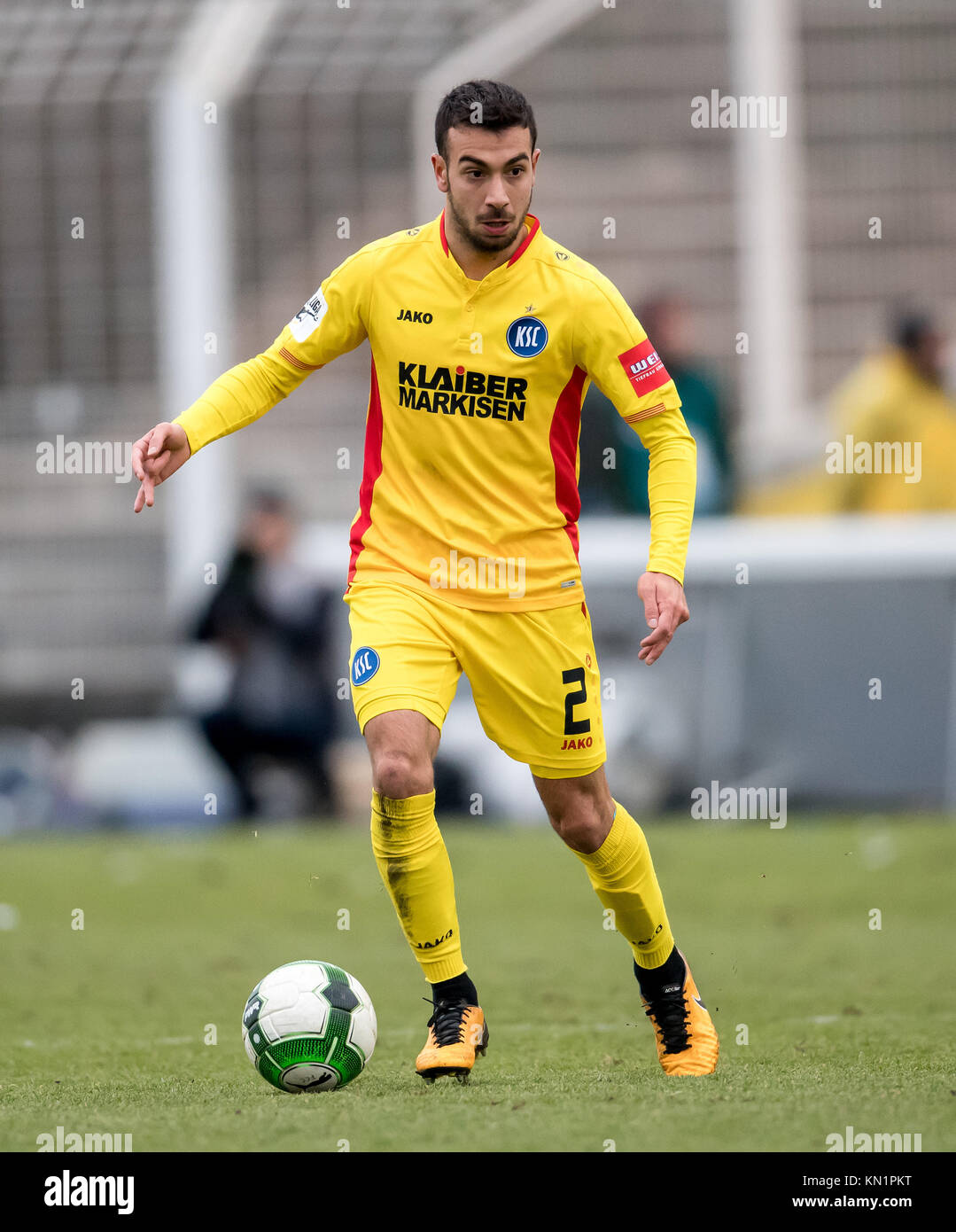 Karlsruhe, Germany. 09th Dec, 2017. Burak Camoglu (KSC) am Ball GES ...