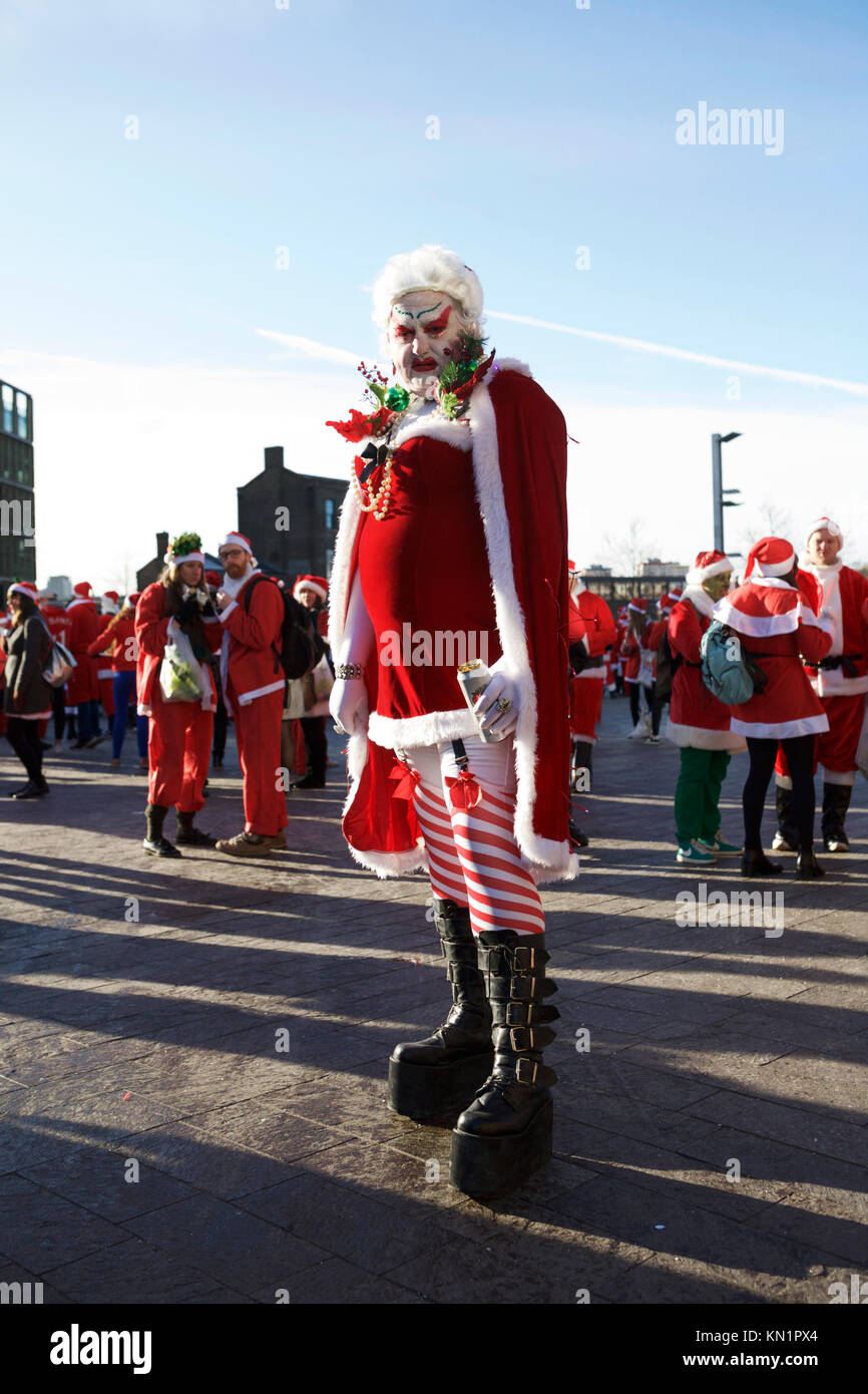 Hundreds of santas hi-res stock photography and images - Alamy
