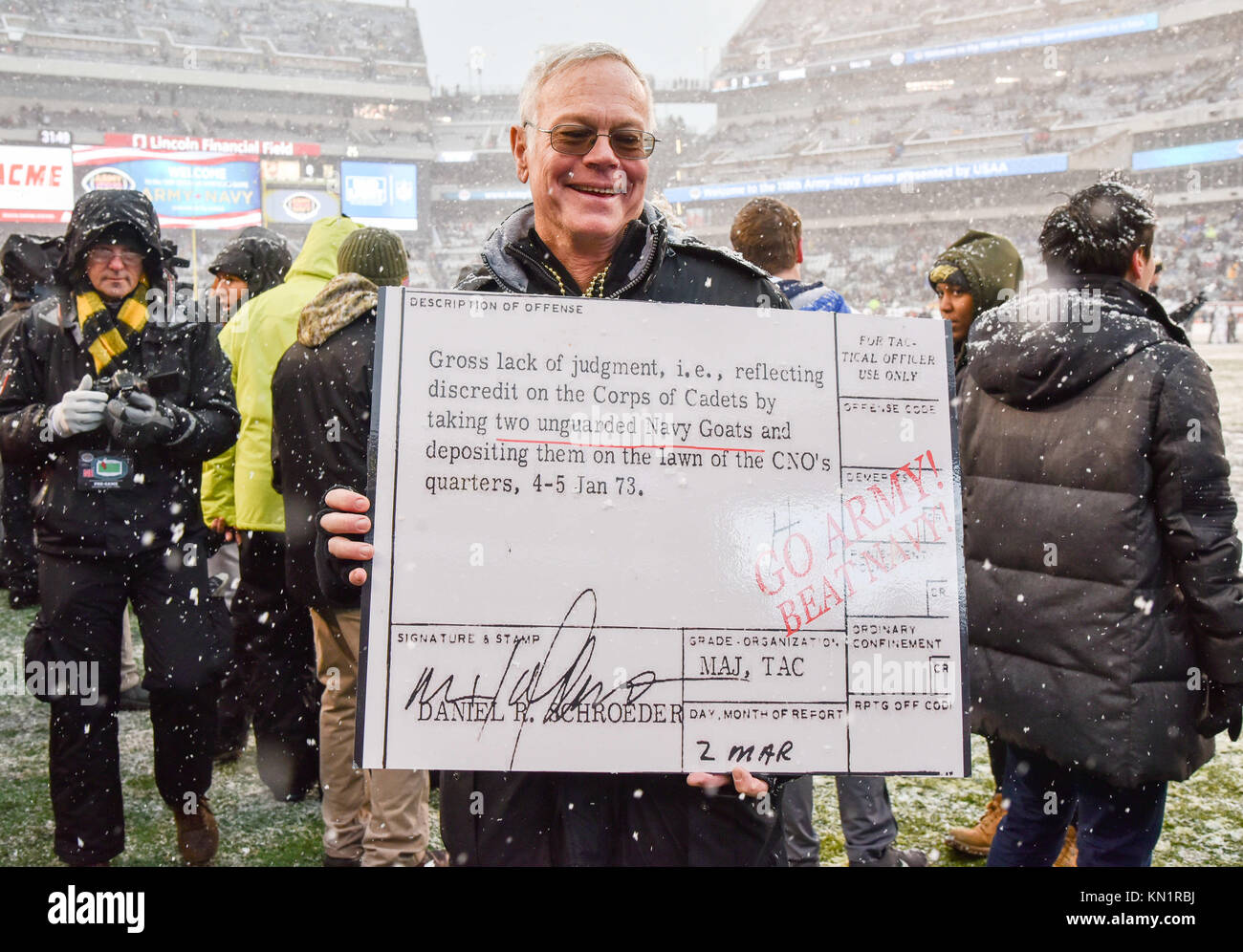 Philadelphia, Pennsylvania, USA. 9th Dec, 2017. army fan holding sign ...