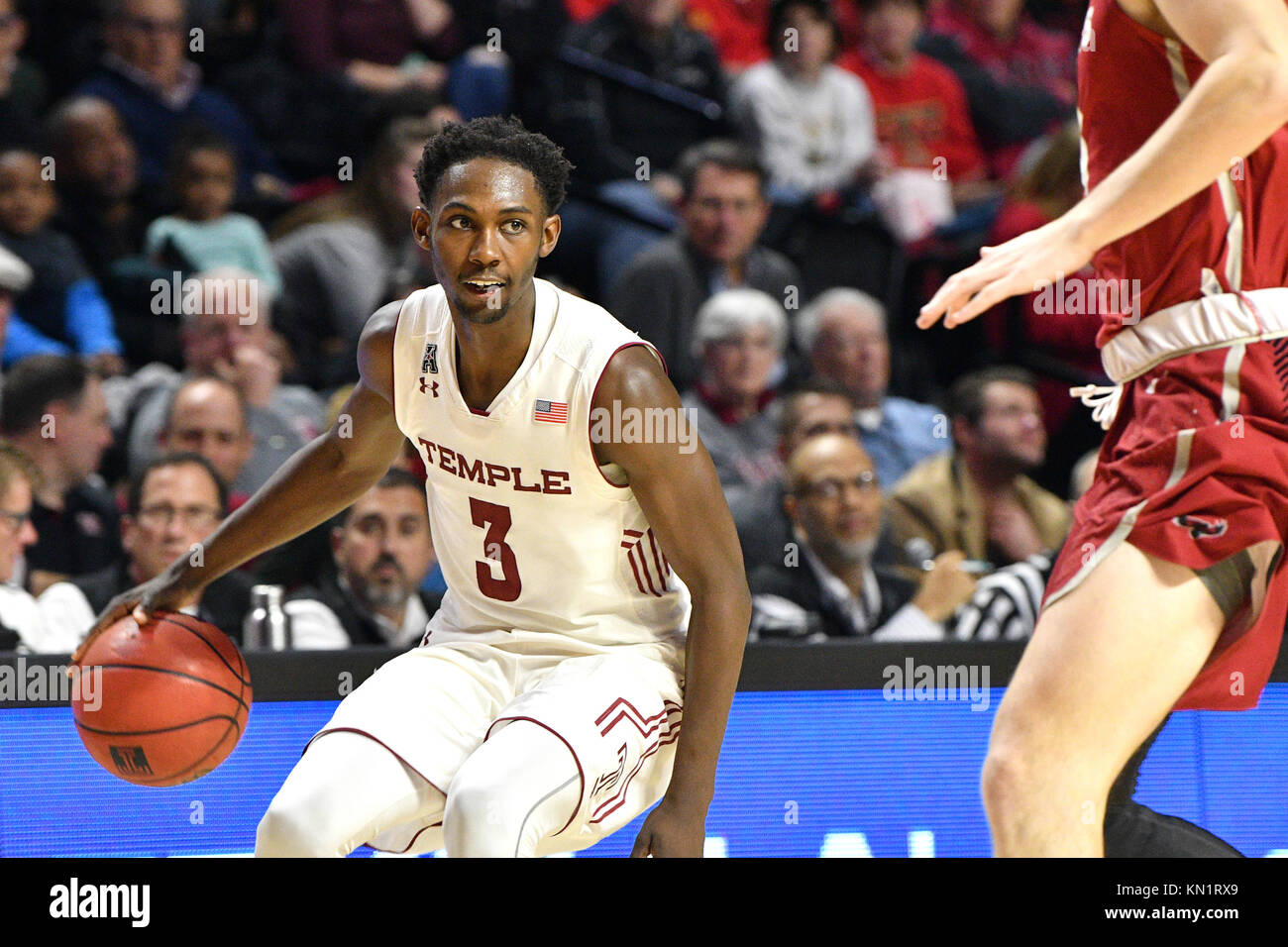 Philadelphia, Pennsylvania, USA. 9th Dec, 2017. Temple Owls guard SHIZZ ...
