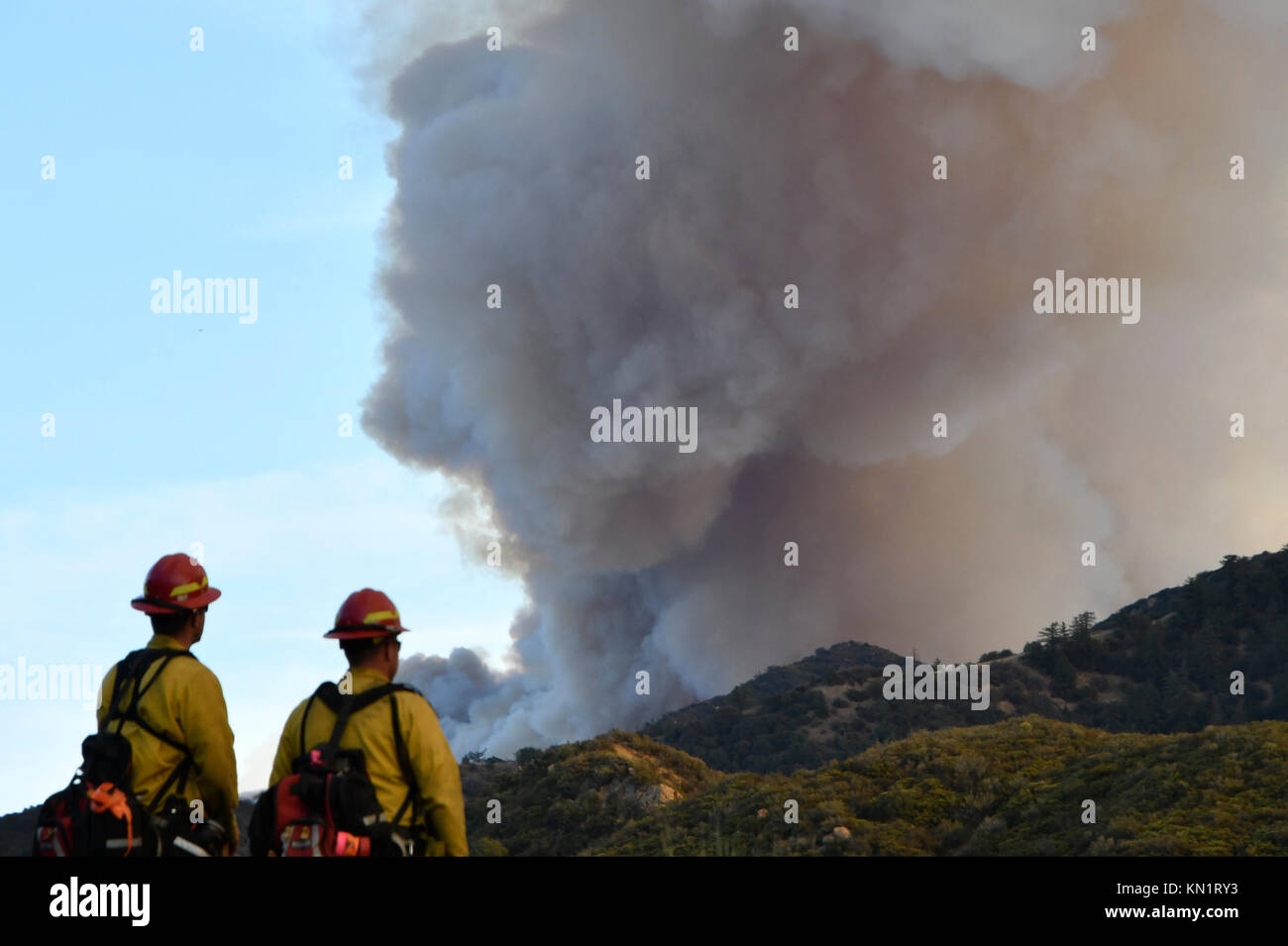 California, USA. 9th December, 2017. The Thomas Fire has spread to near ...