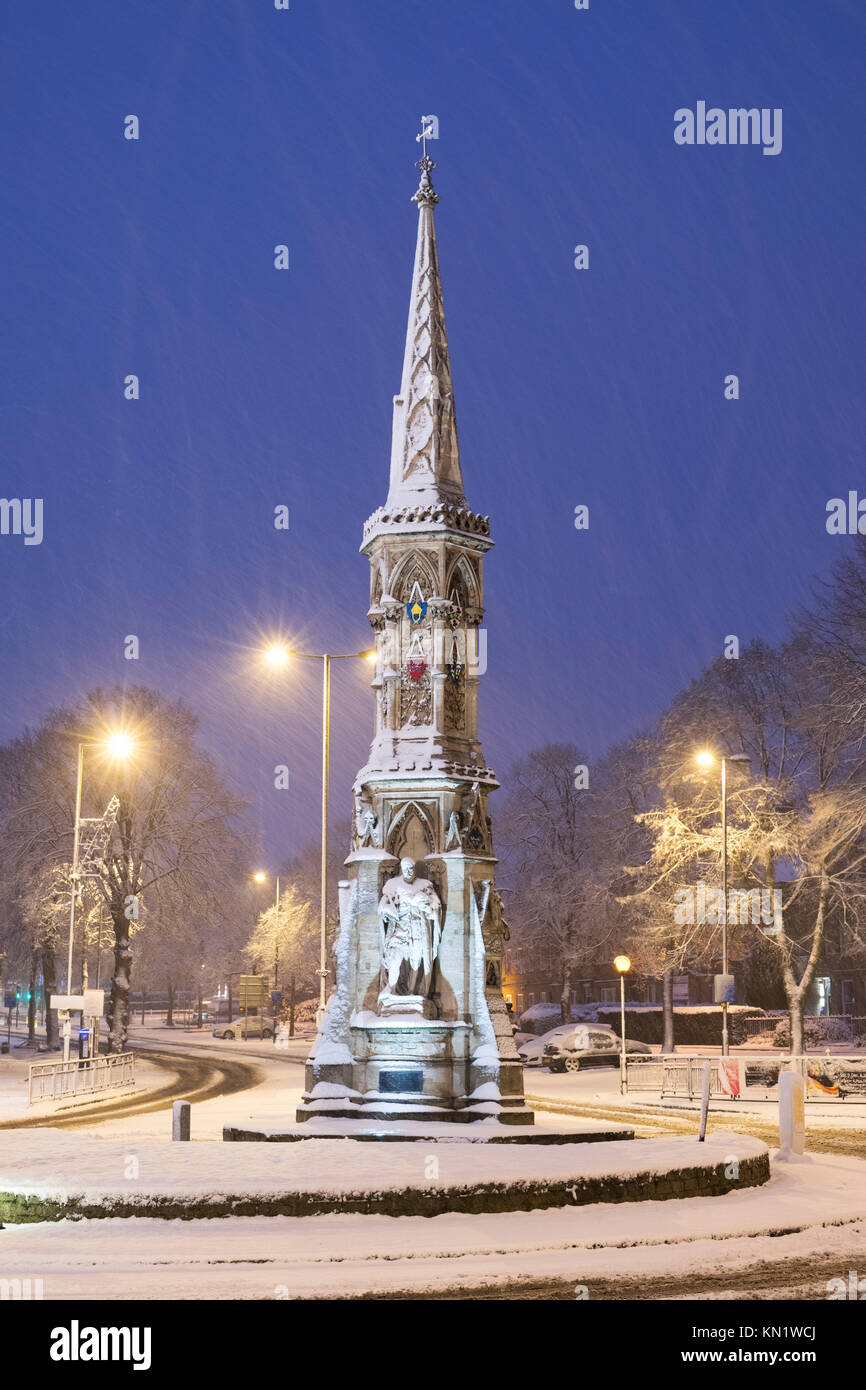 Banbury Cross in the early morning snow at dawn. Oxfordshire, England ...