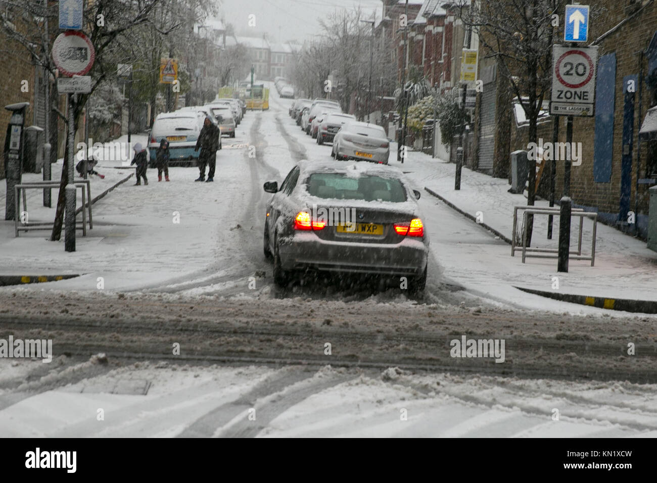London, UK. 10th Dec, 2017. Londoners wake up to a blanket of snow in ...