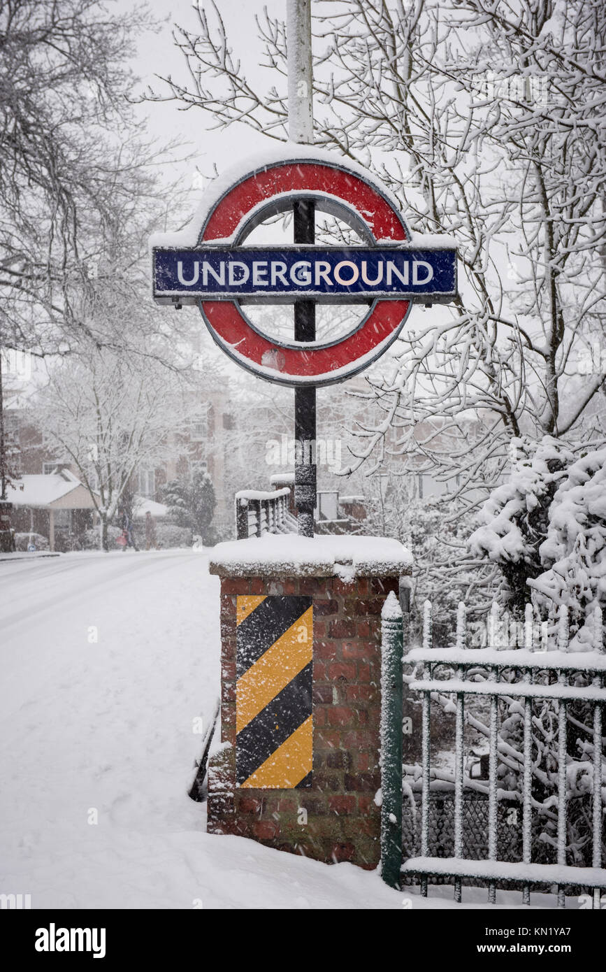 London, UK. 10th Dec, 2017. Heavy snow on the 10th December 2017 in ...