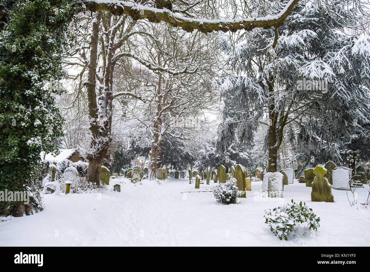Birminghan, UK. 10th Dec, 2017. Heavy snow is causing beautiful scene ...