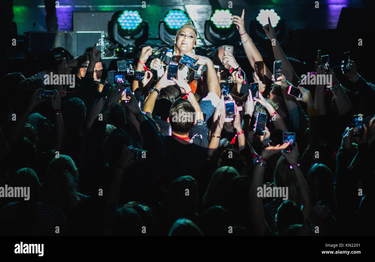 Berlin, Germany. 09th Dec, 2017. US singer Pink performing in concert in the Columbiahalle in ...
