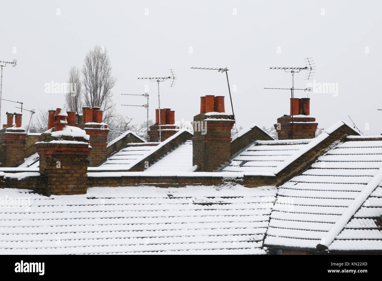 Chimneys on london houses hi-res stock photography and images - Alamy