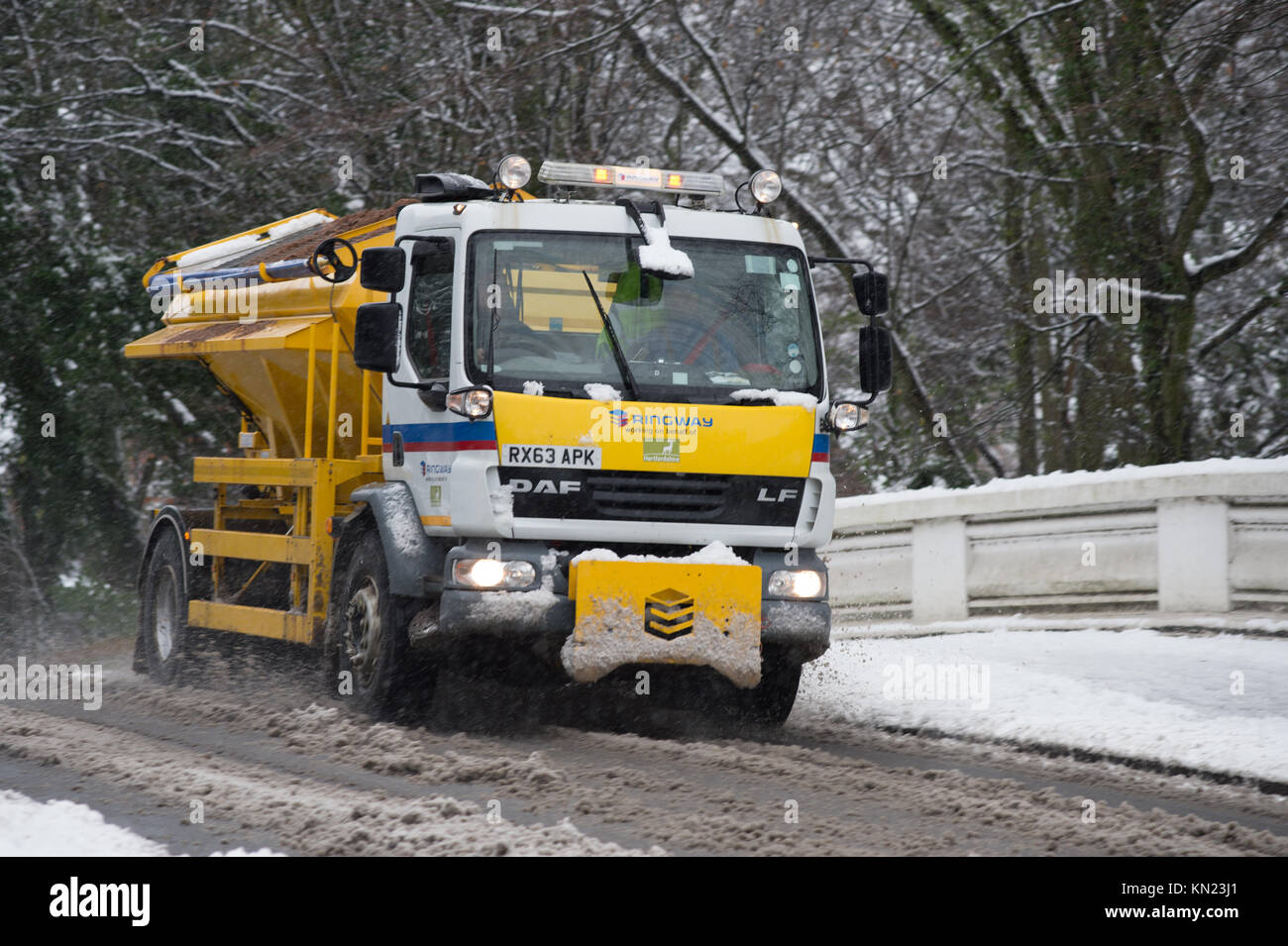 Grit spread on road hi-res stock photography and images - Alamy