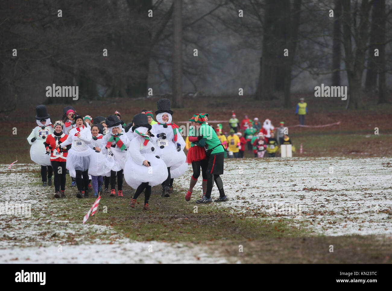 Knutsford, UK. 10th Dec, 2017. Two Elfs greet eachother at the Yule ...